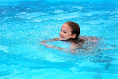 Lächelnde Schwimmen Des Kleinen Mädchens Im Pool Stockbild Bild Von