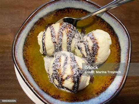 카페의 테이블에 갈색 세라믹 그릇에 녹는 초콜릿 아이스크림 공 3 개 위쪽 보기 후식에 대한 스톡 사진 및 기타 이미지 후식 3가지 개체 갈색 Istock