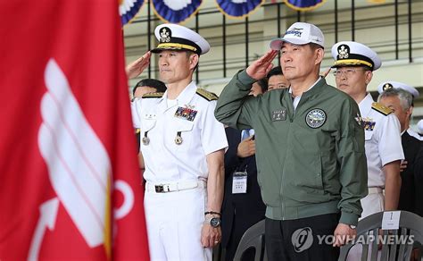 거수경례하는 신원식 장관 연합뉴스