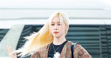 사진 우주소녀 다영아름다운 금발 머릿결 찰랑