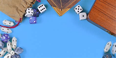 파란색과 흰색 Rpg 주사위 캐릭터 시트 및 규칙 책과 같은 탁상 롤 플레잉 아이템이있는 배너 주사위에 대한 스톡 사진 및 기타