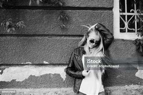 세련 된 금발 여자 청바지와 재킷에서 착용 벽에 대 한 거리에서 제기 패션 도시 모델 초상화입니다 거리에 대한 스톡 사진 및 기타 이미지 Istock