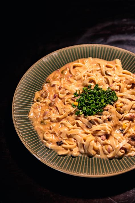 Flavorful Tagliatelle 국수 국수 접시 녹색 레스토랑 레시피 맛있는 먹는 먹음직스러운 미식 요리 미식가 보울 부추 서빙 소스