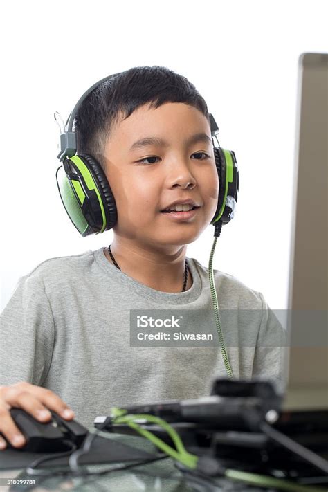 아시아판 어린이 재생입니다 컴퓨터 게임을 웃으세요 자신의 얼굴을 Brand Name Video Game에 대한 스톡 사진 및