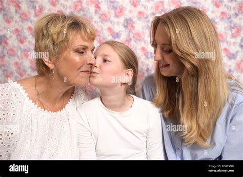 Une adolescente embrasse et embrasse sa grand mère et sa mère leur exprime son amour Photo