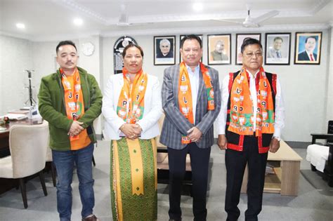 Cong Mla Lombo Tayeng Independent Mla Chakat Aboh Join Bjp