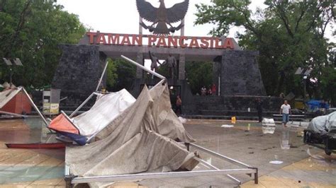 Angin Kencang Mengamuk Di Karanganyar Pohon Tumbang Hingga Tenda Dan