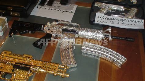 麻薬密売組織から金・銀メッキの「豪華」銃器類を押収、メキシコ 写真4枚 国際ニュース：afpbb News