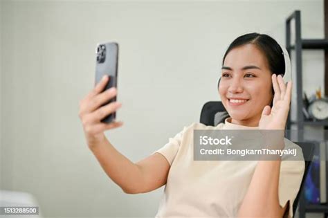 스마트폰으로 친구들과 영상 통화를 하는 젊은 쾌활한 여자 25 29세에 대한 스톡 사진 및 기타 이미지 25 29세
