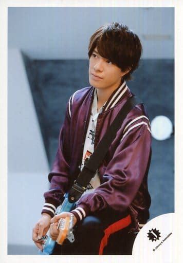 駿河屋 ジャニーズjr真田佑馬膝上・座り・衣装紫・右手ピック・左手ギターネック・体左向き17秋 ジャニーズjr「johnnys