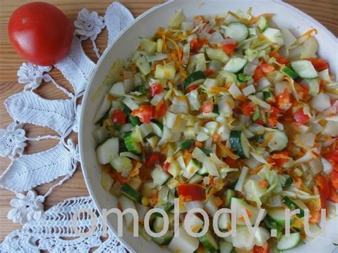 Овощное рагу с мангольдом морковью капустой и цукини