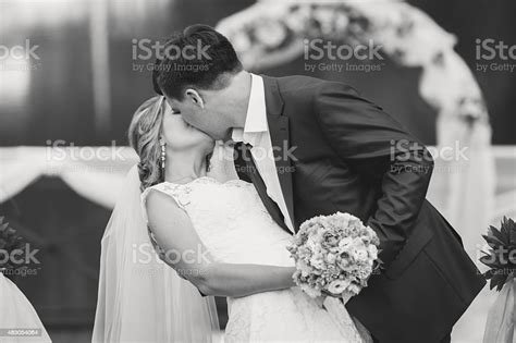 신혼여행 중인 혼혈의 젊은 군인커플 흑백 사진 신랑 또는 신부 키스 At Park 2015년에 대한 스톡 사진 및 기타 이미지 2015년 결혼식 남자 Istock