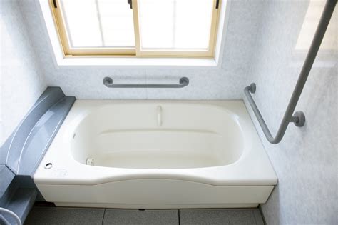 高齢者がお風呂に入るのを助ける介護用品の種類と特徴、正しい選び方 知っておきたい介護の知識