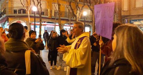Tensió Entre Mossèn Cinto Busquet I Manifestants Feministes Pels