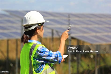 태양광 발전소에 태양 전지 패널을 검사 하는 젊은 여성 엔지니어 여자에 대한 스톡 사진 및 기타 이미지 여자 태양 에너지 태양전지판 Istock