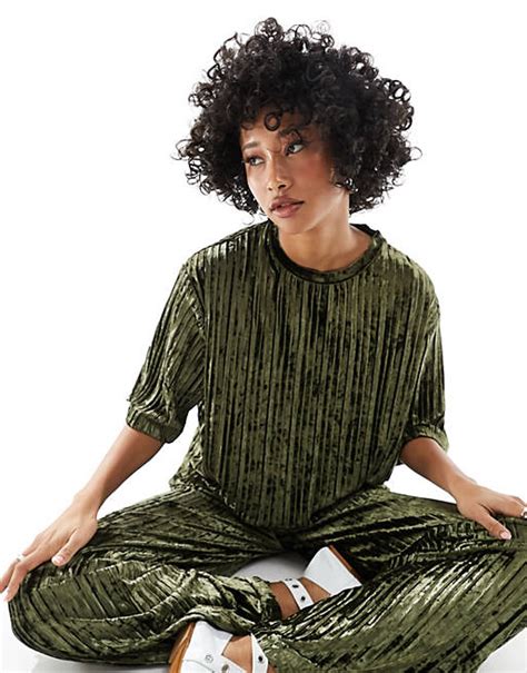 Mango Plissiertes T Shirt Aus Samt In Grün Kombiteil Asos