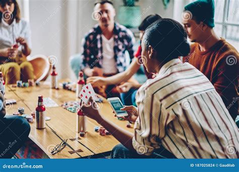 Amigos Que Pasan Tiempo Libre Juntos En Casa Foto De Archivo Imagen