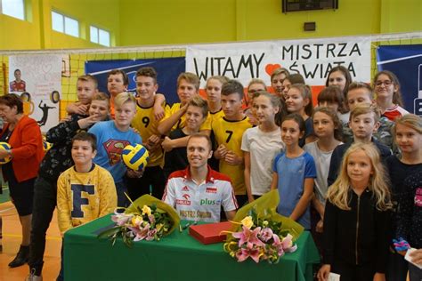 Siatkarz Paweł Zatorski spotkał się z uczniami szkoły w Drużbicach
