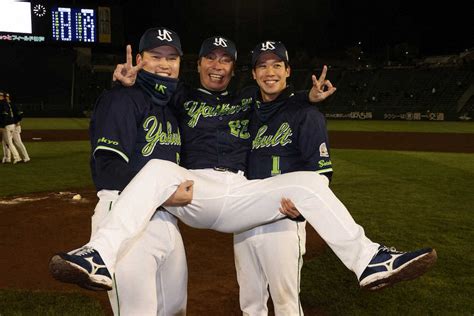 ＜ヤ・オ＞村上（左）とともに高津監督（中央）を抱きかかえる山田 ― スポニチ Sponichi Annex 野球