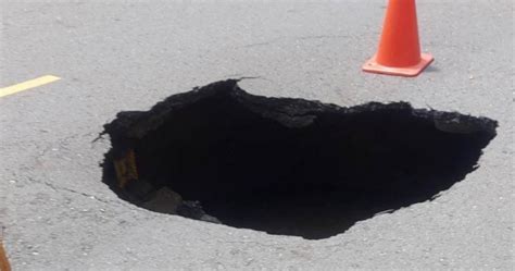 天坑再現！高雄路上又驚見「巨大坑洞」 疑似連日大雨惹的禍 社會 Ctwant