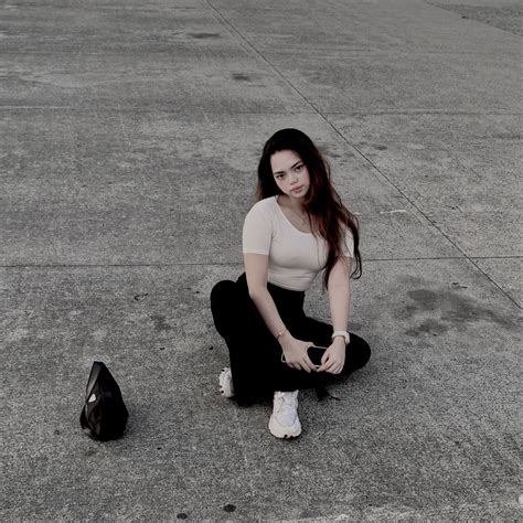 Lazy Pose Ideas At The Parking Lot Poses Fashion Style