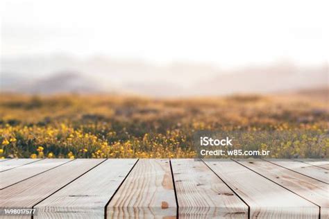 흐릿한 자연 배경이 있는 나무 테이블 상판 제품을 표시하거나 조립하는 데 사용할 수 있습니다 0명에 대한 스톡 사진 및 기타 이미지 Istock