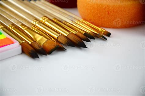 Cosméticos De Color Pinceles Y Esponjas Para Pintar Caras Sobre Fondo