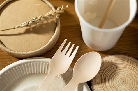 환경 친화적 인 식품 포장 종이 재활용 제로 폐기물 천연 제품 자연과 재활용 개념의 음식 일회용 케이터링을위한 종이 상자 배경에