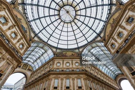 이탈리아 밀라노의 아름다운 갤러리 Vittorio Emanuele Ii의 내부 0명에 대한 스톡 사진 및 기타 이미지 0명