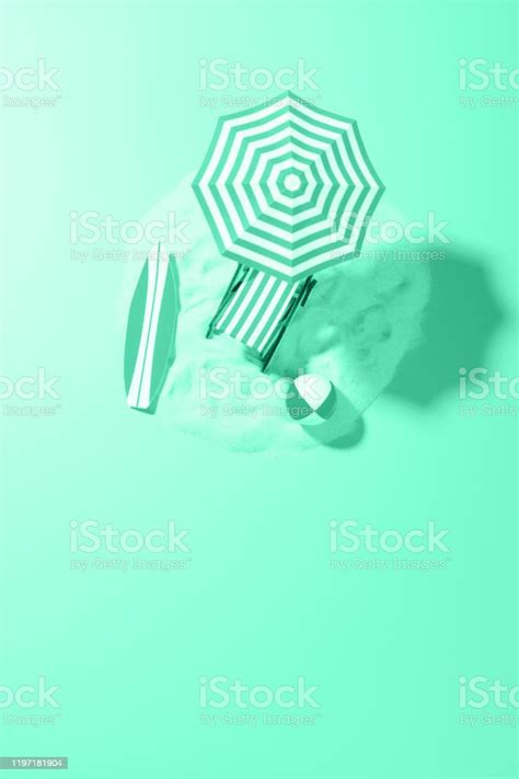 열대 휴가 배경입니다 모래 섬에서 활동적인 휴식을위한 우산과 해변 액세서리가있는 일광욕 용 라운저 복사 공간 상단 전망 트렌디