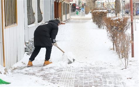 ФОТО Нийслэлчүүд цасаа цэвэрлэж байна