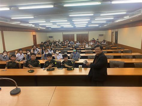 ผู้ช่วยศาสตราจารย์สมคิด อมรสมานกุล หัวหน้าภาควิชาคณิตศาสตร์ ได้เดินทางไปประชาสัมพันธ์หลักสูตรที่