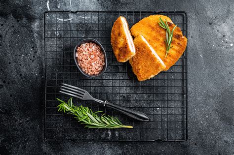 슈니첼 꼬르동 블루 필렛 커틀릿과 햄과 치즈 검은 배경 위쪽 보기 뼈 없는 부드러운 살에 대한 스톡 사진 및 기타 이미지 뼈
