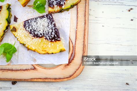 초콜릿 과일 스낵 여름 파티 또는 채식주의 음식에 대 한 파인애플 코코넛 쉬운 메뉴 아이디어 감소 0명에 대한 스톡 사진 및 기타 이미지 Istock