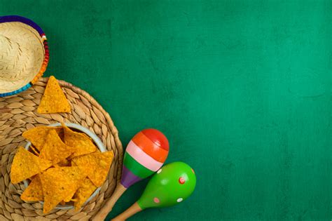 녹색 배경에 나초 칩 마라카스 솜브레로 모자가 있는 멕시코 파티 개념 Cinco De Mayo 휴일 축하 평면도 플랫 레이 배경