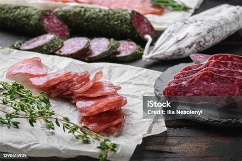 어두운 나무 배경에 허브와 조각으로 잘라 건조 경화 초리조 푸에 및 기타 소시지의 다양한 소시지에 대한 스톡 사진 및 기타 이미지 소시지 편육 0명 Istock