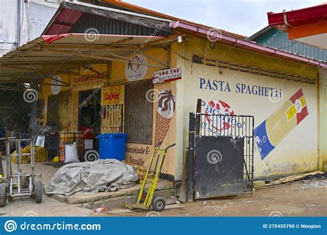 Exterior De Una Tienda De Conveniencia En Albina Surinam Imagen Editorial Imagen De Vibrante