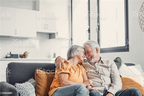 행복한 웃음 노부부 이야기 웃음 함께 집 안에 서서 사랑으로 포옹 친밀한 관계 즐기기 신뢰 지원 보살핌 기쁨 부드러움 2명에