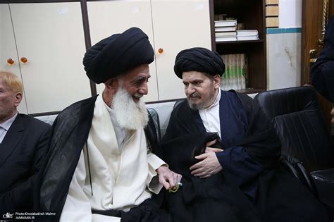 نوه امام در مراسم ختم مادرش سید حسین خمینی و پاکت سیگاری در دست تصاویر