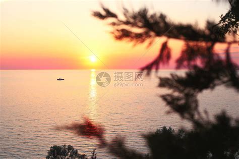 大海的美丽景色和天空中不同寻常的色彩渐变高清图片下载 正版图片503795818 摄图网