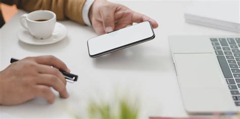 빈 화면 스마트 폰을 보면서 자신의 프로젝트에 작업 하는 젊은 사업가 개념에 대한 스톡 사진 및 기타 이미지 개념 개념과 주제 금융 Istock