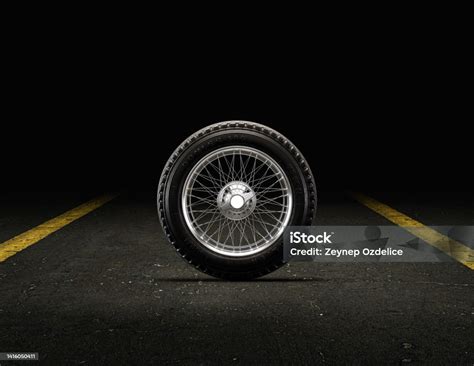 정면보기에서 차고 바닥에 단일 클래식 자동차 휠 반짝이는 크롬 림이있는 고무 타이어 3d 렌더링 Car Show에 대한 스톡 사진 및 기타 이미지 Istock