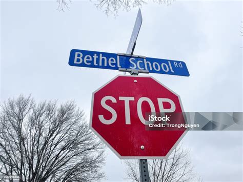 거리 이름 표지판과 겨울철 동안 맨손으로 나무가있는 빨간색 정지 표지판에 매달려있는 얼음 사이클 폭풍 텍사스 2022 정지 표지판에 대한 스톡 사진 및 기타 이미지 Istock