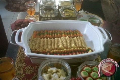 Lontong Sayur Dan Kue Lapis Menu Utama Lebaran Sambas Antara News