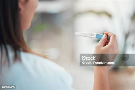여자 손과 집에서 결과 정보 및 공백과 임신 테스트 근접 촬영 소녀는 출산 가족 계획 및 배란 배란을 위한 막대기로 불임을 확인합니다 생식력에 대한 스톡 사진 및 기타