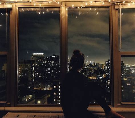 عکس دختر تنها در تاریکی برای پروفایل مینویسم