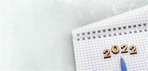 테이블에 노트북과 펜 나무 번호날짜 2022 빈 종이와 볼펜 0명에 대한 스톡 사진 및 기타 이미지 0명 12월 1월