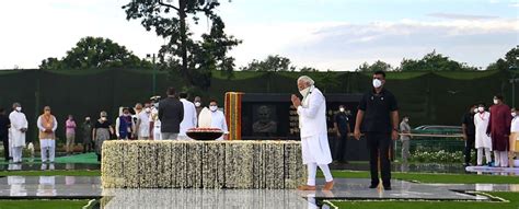 Pm Modi Pays Floral Tributes To The Former Prime Minister Of India