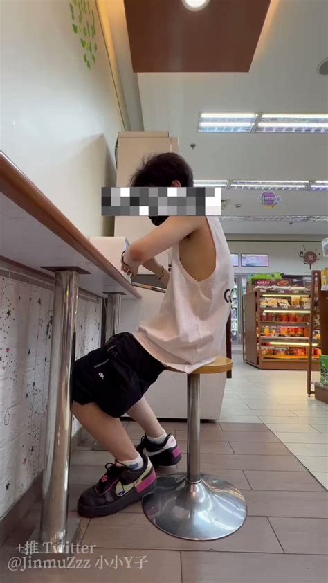 光腚野 On Twitter Rt Jinmuzzz 【便利店暴露 ️1⃣️】 凌晨夜跑完看到这个便利店店员小哥很帅 而且没啥人就鼓足