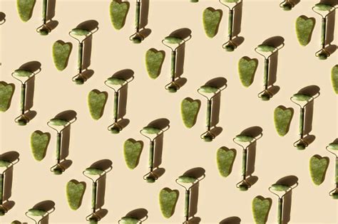 베이지 색 배경에 옥 Gua Sha 스크레이퍼와 얼굴 마사지기로 반복되는 패턴 개념에 대한 스톡 사진 및 기타 이미지 개념 건강관리와 의술 결정체 Istock